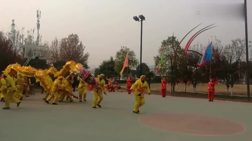 舞龙人在大街上舞狮,场面喧哗热闹,这才是中国传统文化。太热血