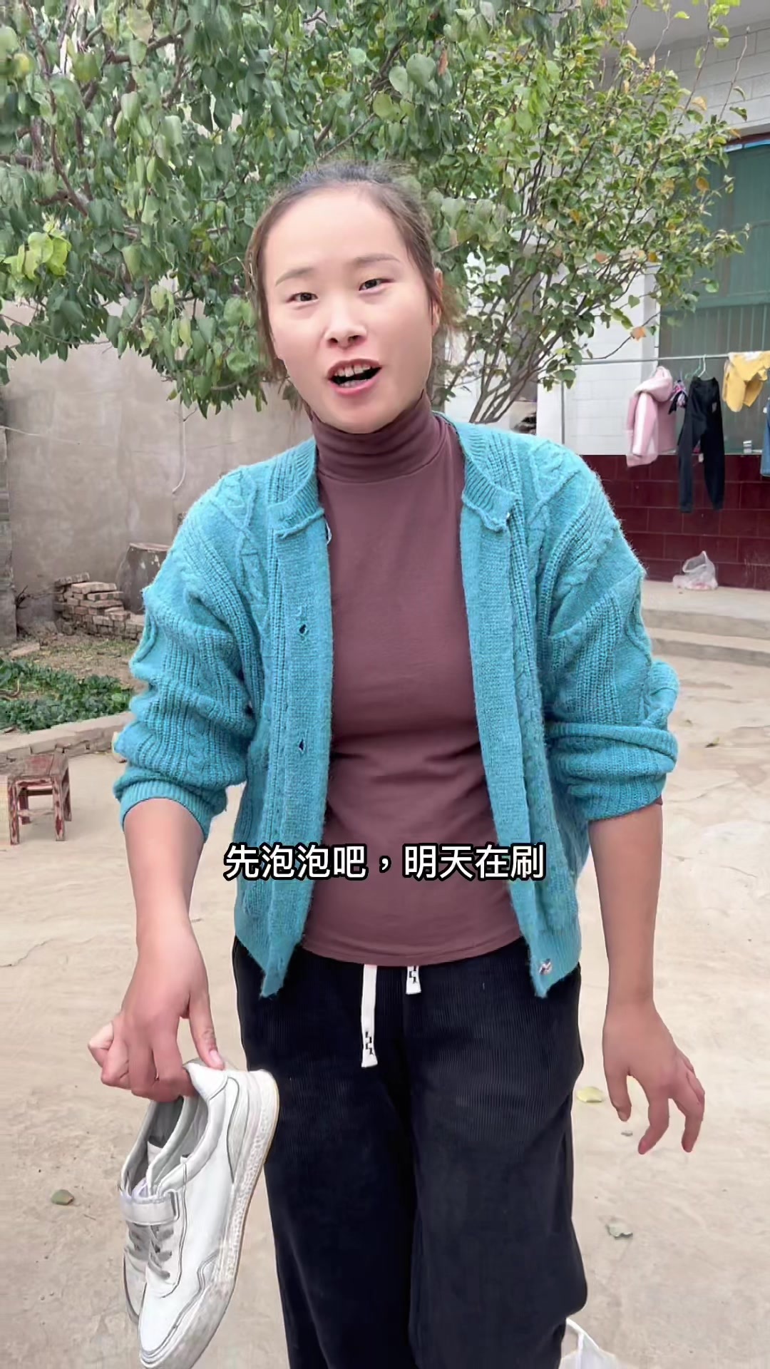 今天大女儿放假了,是不是上学的学生都是这样,每次回家鞋子黑的像...