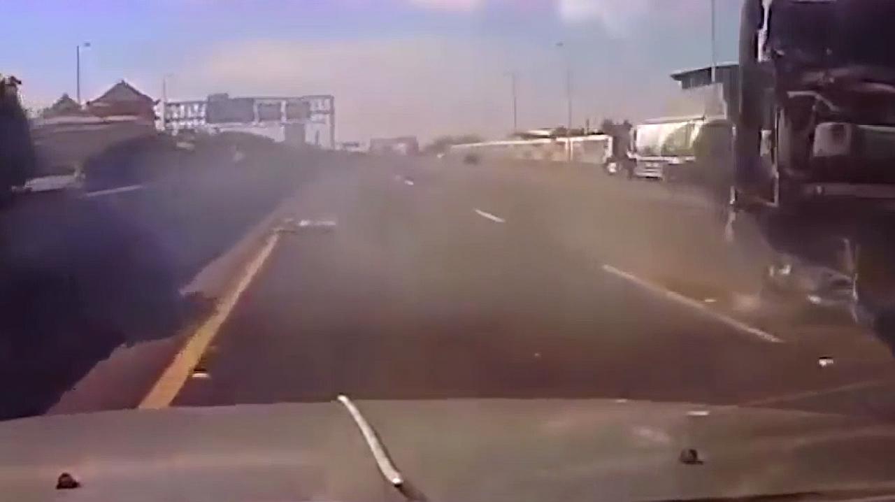 行车记录仪记录的交通事故,开车一定要注意安全