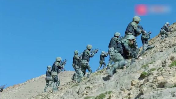 新兵故意暴露自己目标确定敌人位置,呼叫空中火力支援,全歼敌军