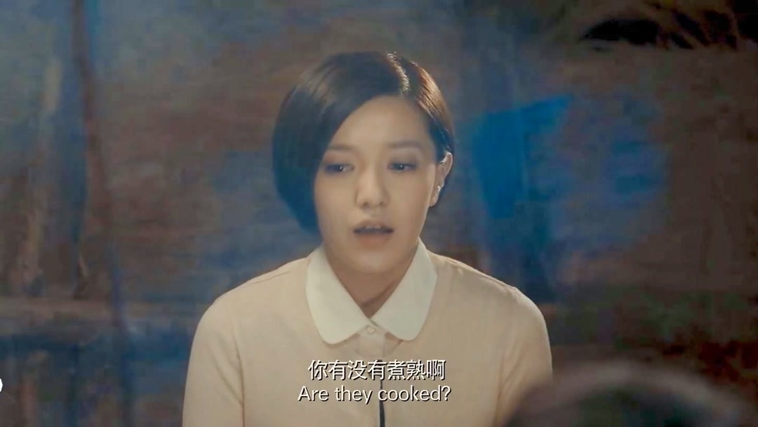 美女吃了大量的红薯,不料一直放屁,小伙乐了