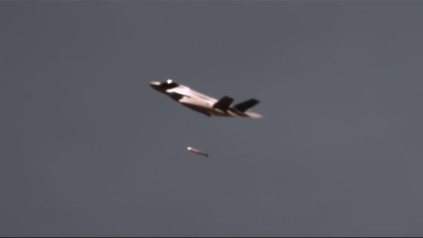 美公布F-35A 全武器系统和两枚 B61-12 模拟核弹投放视频。