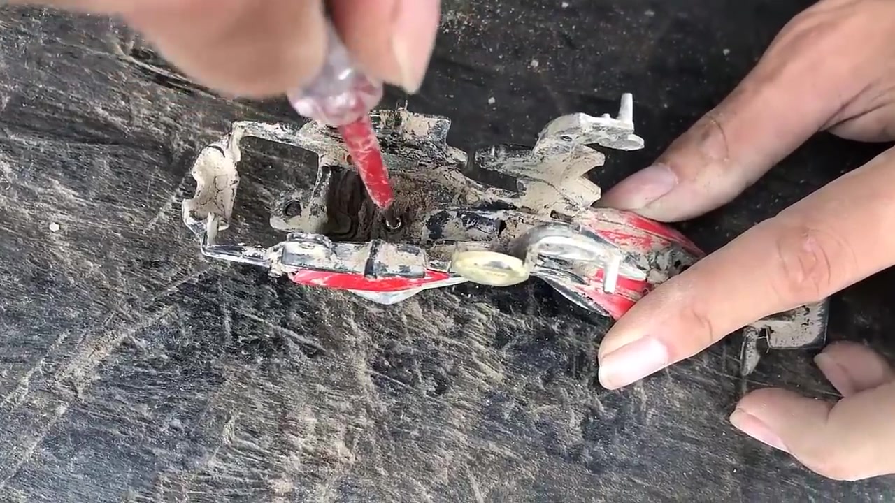 修复旧的杜卡迪1199 Panigale摩托车(模型)