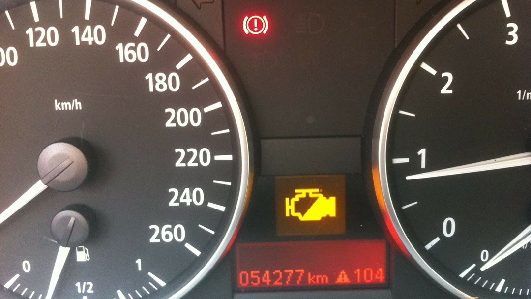 发动机故障灯总是亮灯,到底该怎么解决,老司机教你一招轻松搞定