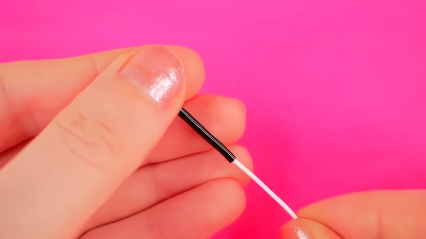 DIY手作,利用简单工具制作芭比娃娃的迷你听诊器