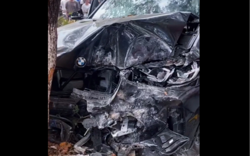 宝马女司机连撞多辆汽车和行人,现场惨烈!