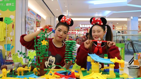 手工:姐妹俩去游乐场玩,一起玩组装森林模型,真是太有趣了