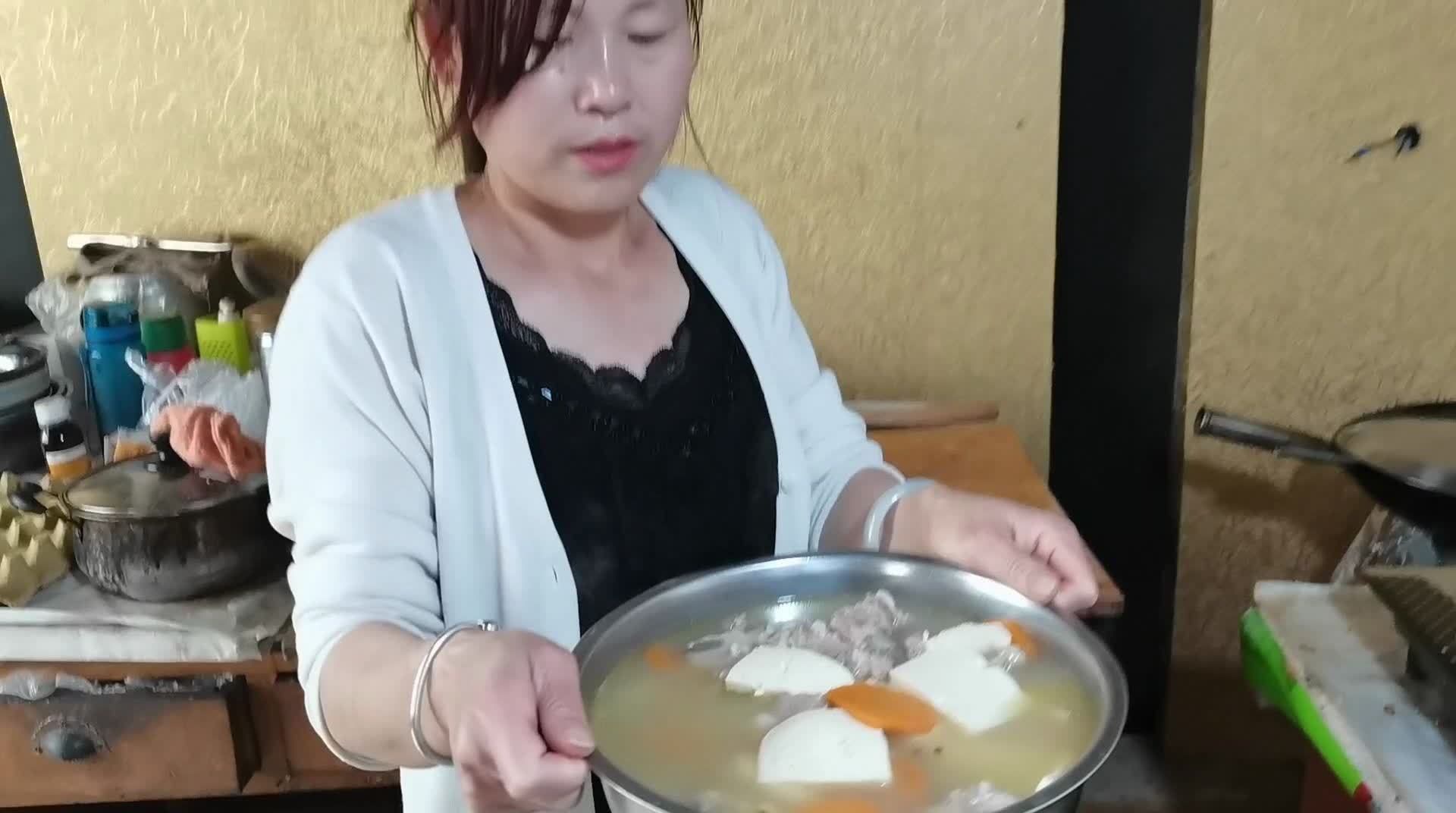 清炖排骨家常做法,慢火炖了一个小时,香气四溢,吃起来真过瘾