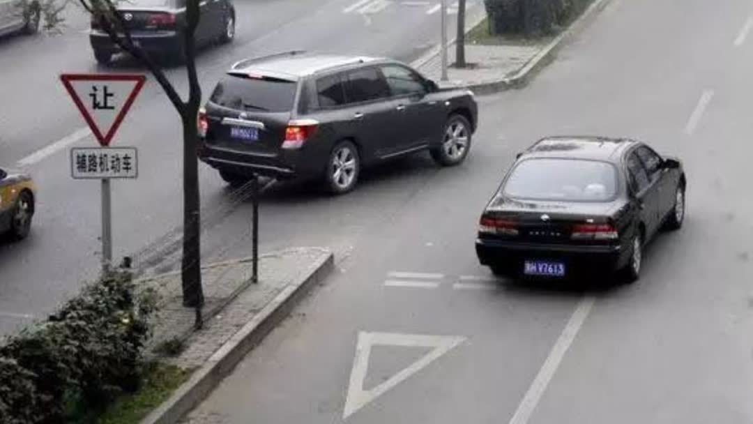 转弯让直行?这几种情况直行全责,千万别被坑了!