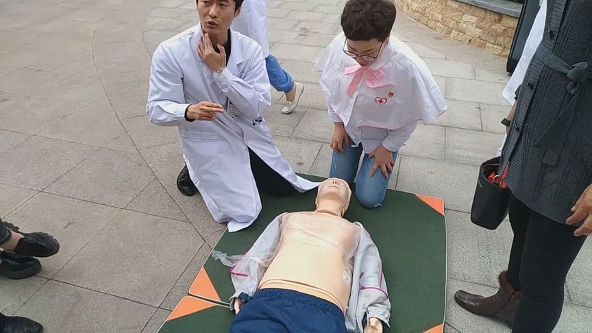 护士节志愿者活动向普通市民普及心肺复苏的操作流程