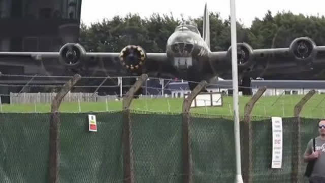 "空中堡垒"B17重返天空,感受下二战轰炸机的投弹手视野!
