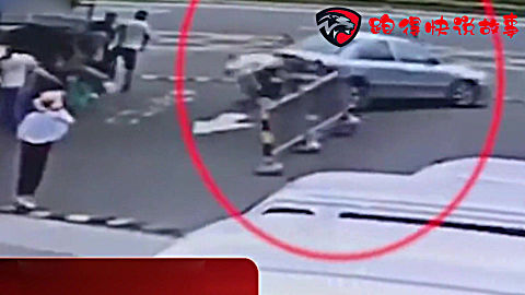 大意司机倒车误踩油门,撞倒后面一片群众,导致多人受伤