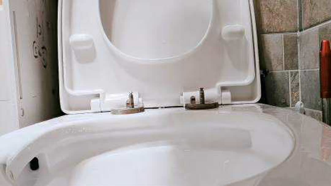 赶紧看看您家的马桶是这样的吗?一招教你拆卸马桶盖!