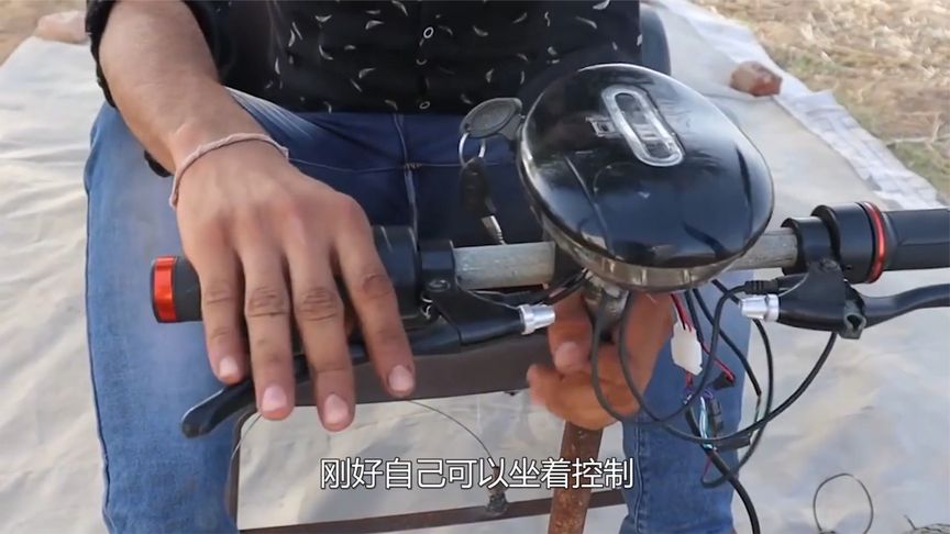 小伙脑洞大开,用破烂自制简易电动汽车,推到街上就能跑