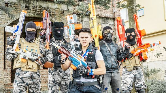 CS真人扮演:老司机展开营救行动,进入废弃大楼激战!