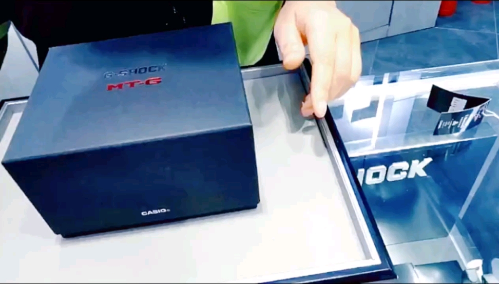 新品MTG-B2000 红、绿两色钢表带,碳纤维表圈,将表款凝聚的匠心臻...