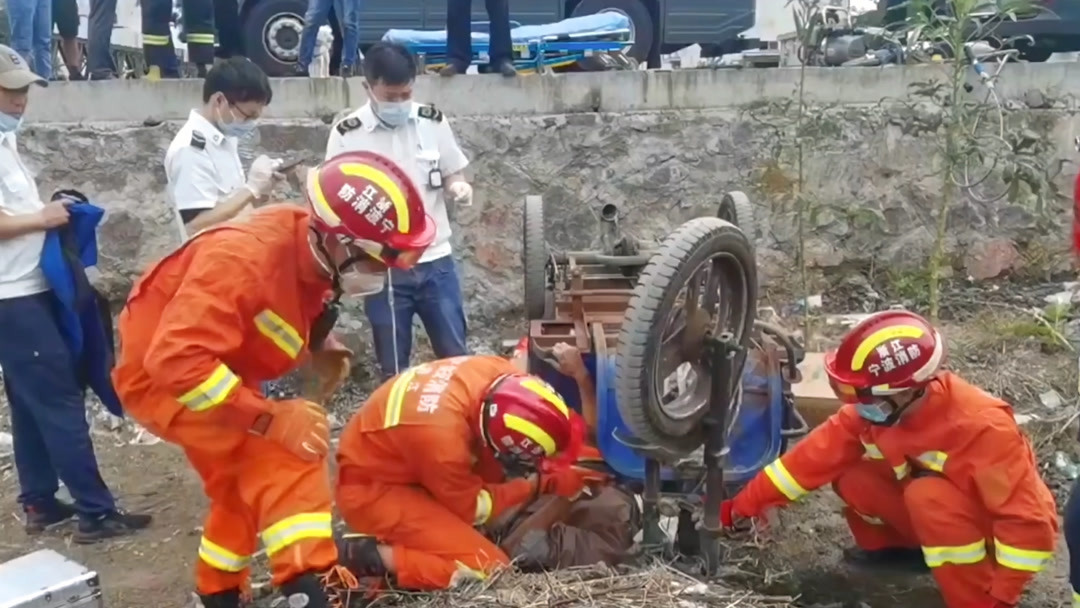 险!宁波一电动三轮车翻下路基,车把插入老人眼眶