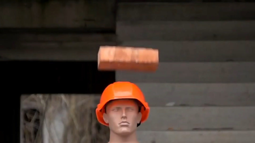 施工为什么要带安全帽?看完这个就明白了,没想到作用这么大