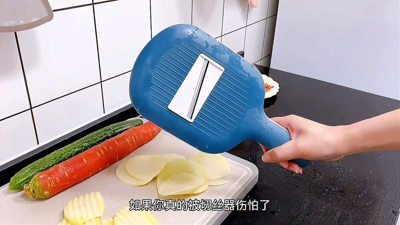 带护手的多功能切菜器,有四组切片可以满足日常需求