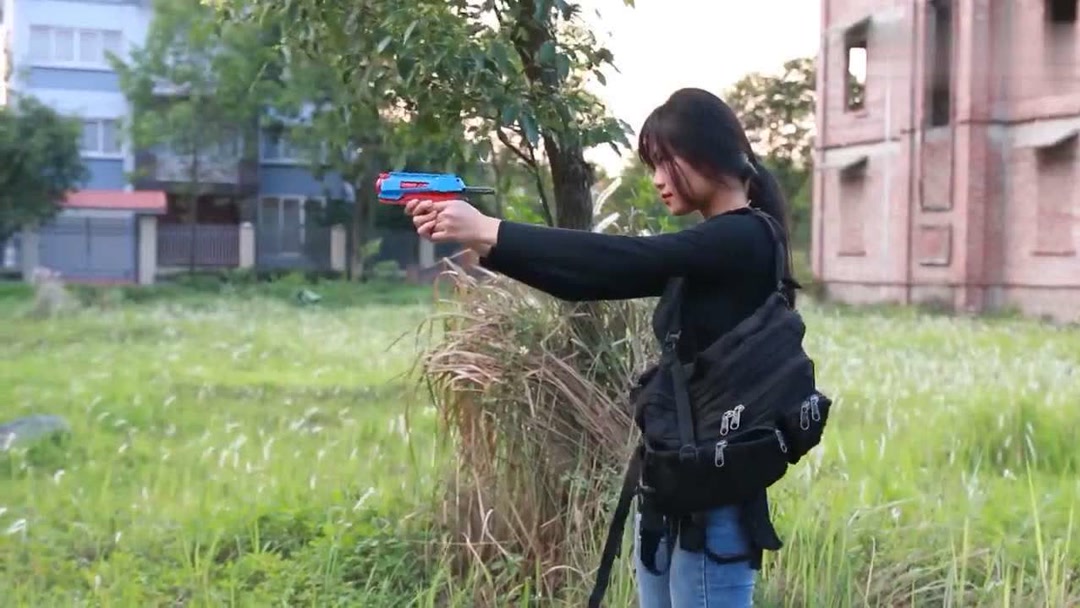 搞笑CS枪战-受人之托独闯敌营,美女最后反咬一口