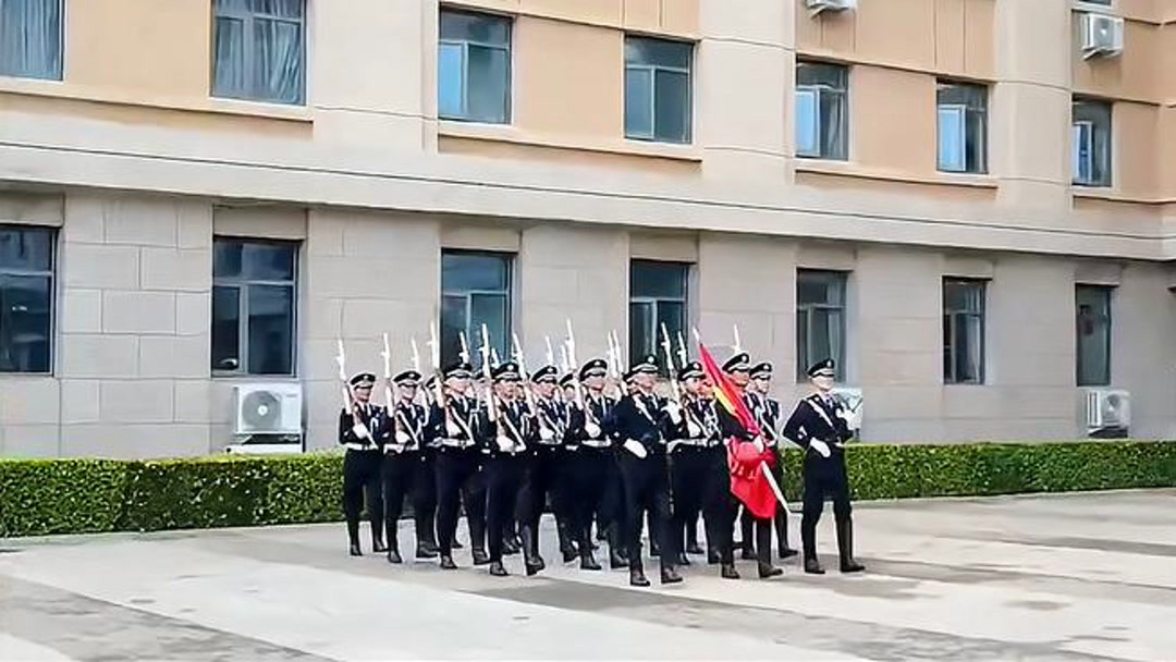 隆重举行升旗仪式