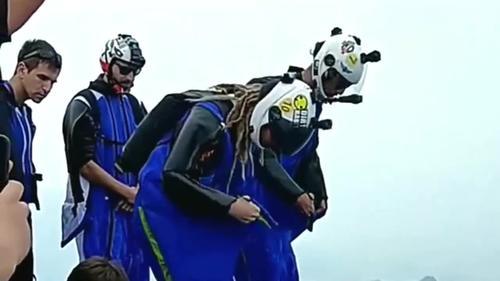 这就是翼装飞行,几名小哥毫不犹豫跳下去了,胆子真大!