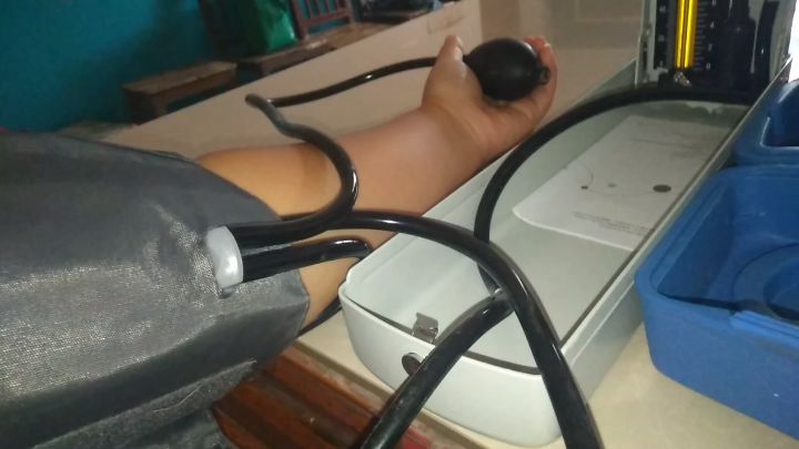 见过自己给自己量血压的吗?哎,我就做到了!不行你们看!