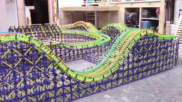 牛人用积木搭建过山车,颠覆传统过山车设计