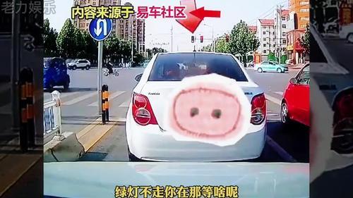 女司机路口左转弯竟这样操作,看呆后车车主