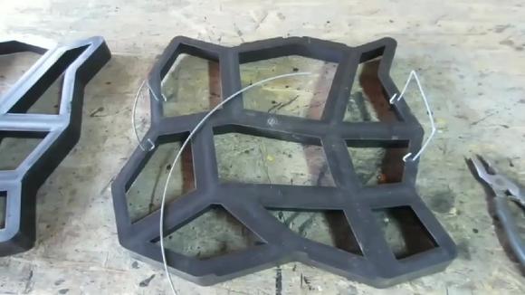 牛人制作了个铺路用的模具,5块钱的成本铺出500的效果,实用