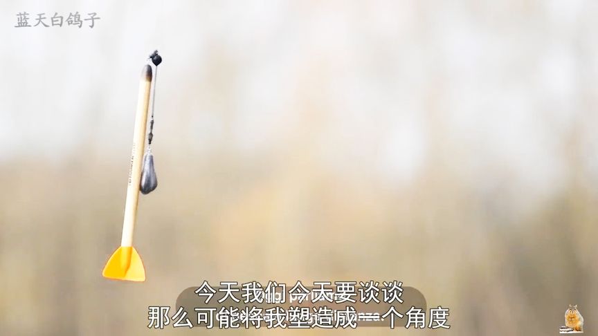 职业钓手抛竿前会探查水底地形,确定钓点后用浮标定位标记!