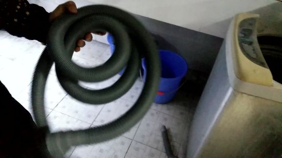 大学生网购洗衣机排水管,自己修