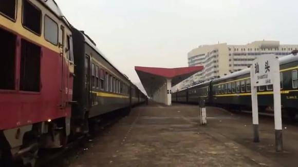 广梅汕铁路汕头站 DF4D牵引K688次列车始发出站开往重庆北