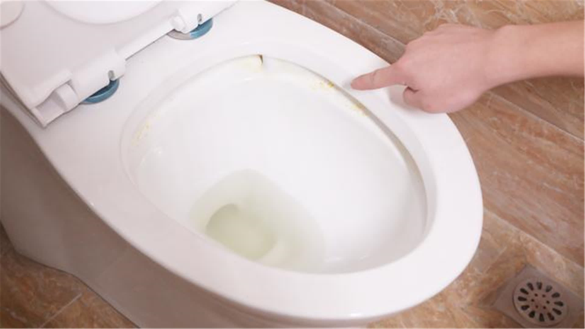 我家从不买洁厕灵,马桶里喷易喷,细菌马桶黄渍全去除,方法真棒