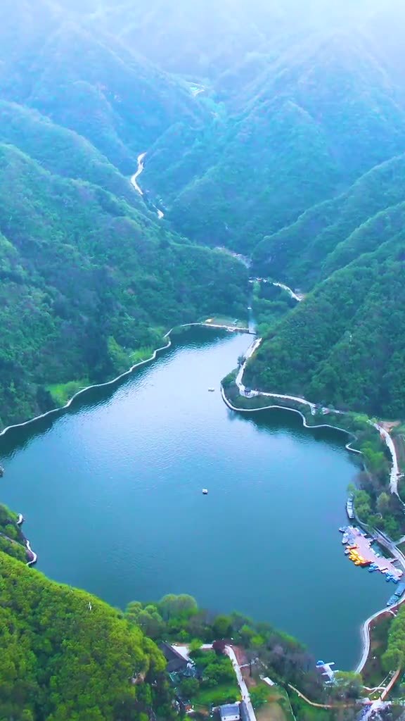 堰塞湖,有"秦岭明珠"之称,当地人称其为天池