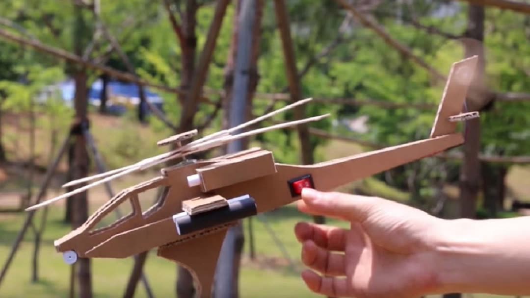 牛人教你用纸板做直升机模型,机翼能转,就差飞起来了