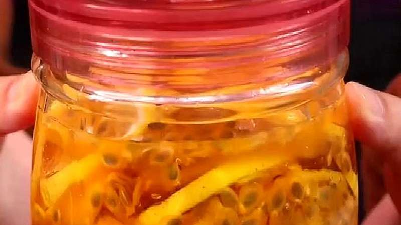 懒人必备美食:百香果柠檬蜜,每天温水泡几片,美白喝出来!