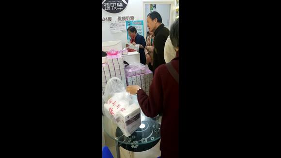 买一送一活动,客户爆满阿姨们很疯狂-关注公众号:羊奶驿站 进入