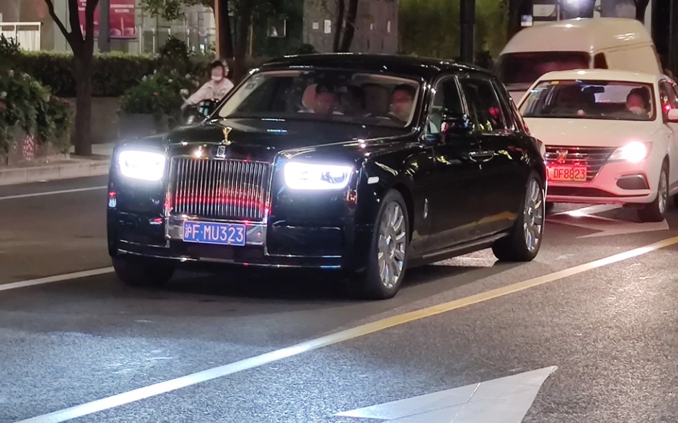 新天地豪车合集34下,晚上的新天地依旧很热闹,豪车成群结对