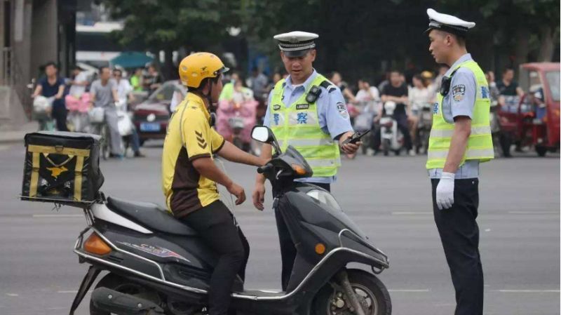 骑电动车载人也罚款?小伙:电动车带人违法,为什么有后座呢?