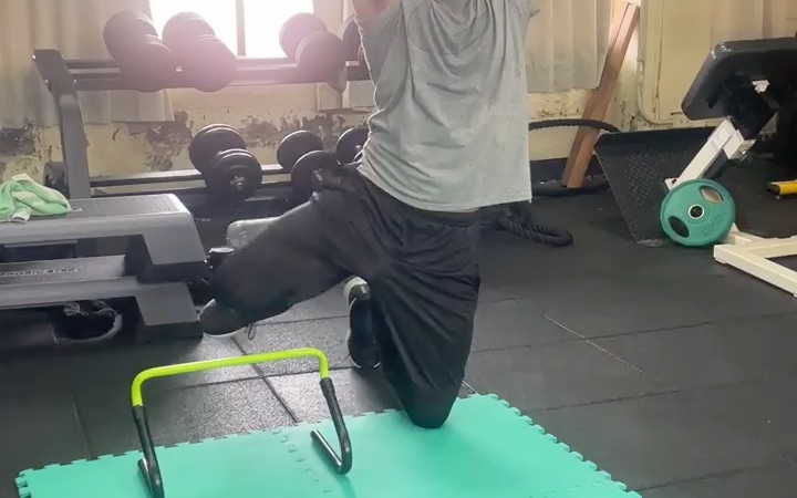 跨栏臀部旋转练习是控制上半身位置的好方法!