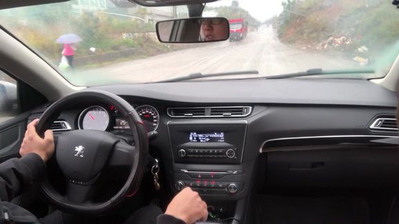 其实手动挡汽车的操作很简单,详解升降挡不顿挫