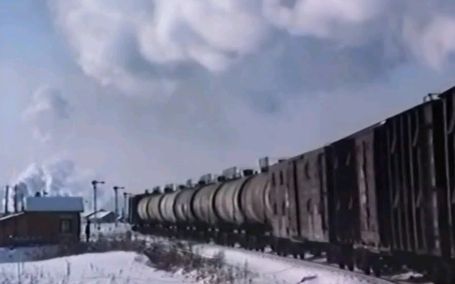 ...南岔的建设型和前进型蒸汽机车牵引货列发车出站,臂板信号机有动作