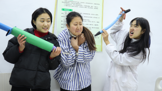 二货被狗咬,护士用自制大针管打针,结果针没打就先被吓晕