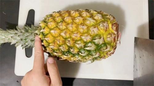 菠萝不会削皮,多亏网友提醒,原来这样切开更方便,方法太实用了