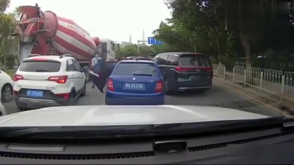 行车记录仪实拍:街头路怒车主打架,场面一片混乱!