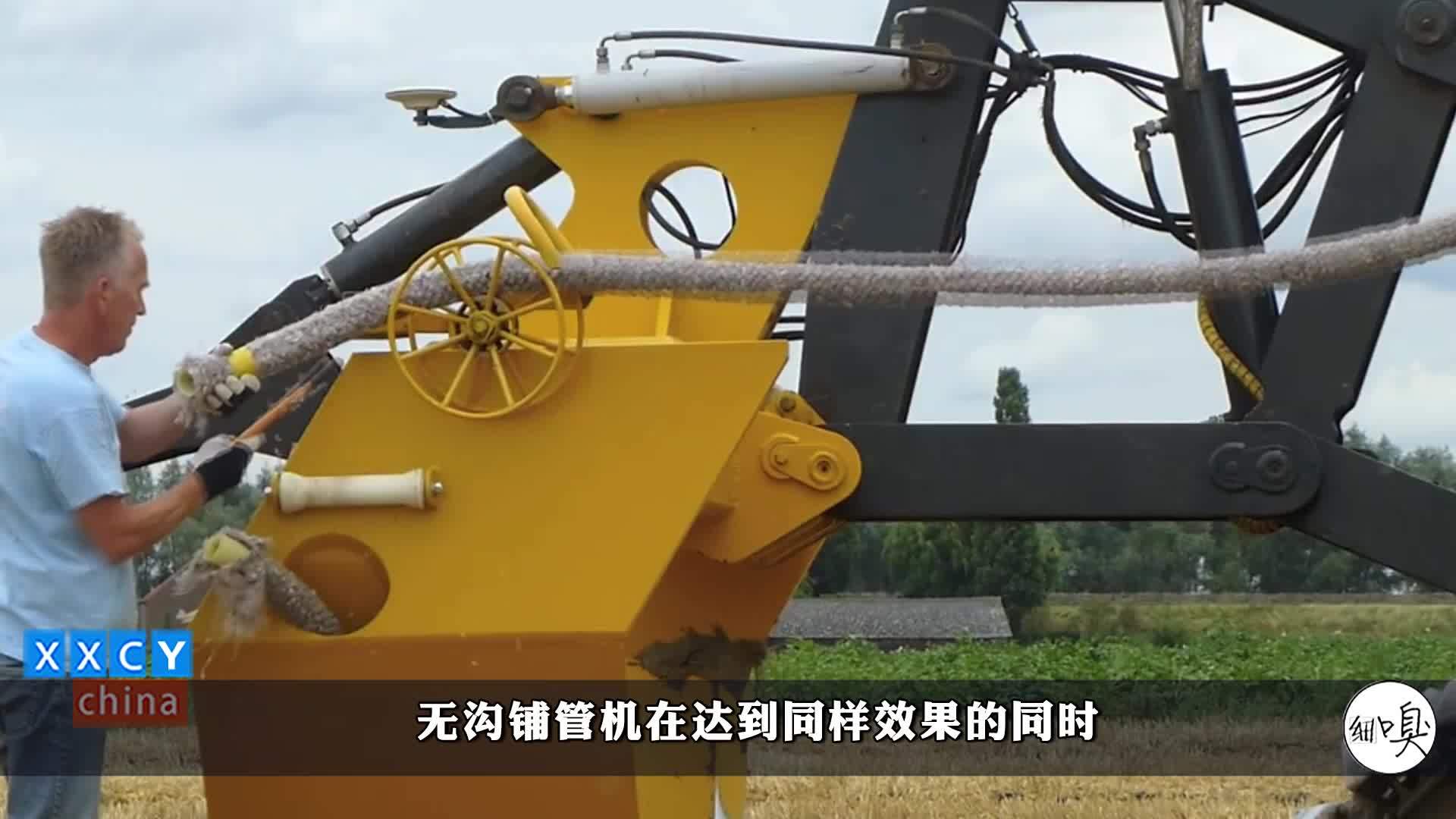 百亩农田一辆车铺排水管,暗管铺设不开沟,车开过去水管就铺好了