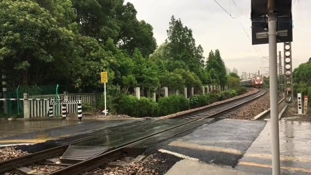 不纯是红头的K48次列车,高速通过李莘联络线道口,第一回见