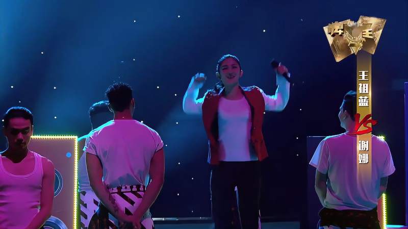 谢娜模仿林志颖，唱到一半本尊林志颖突然登场，谢娜一脸不可思议