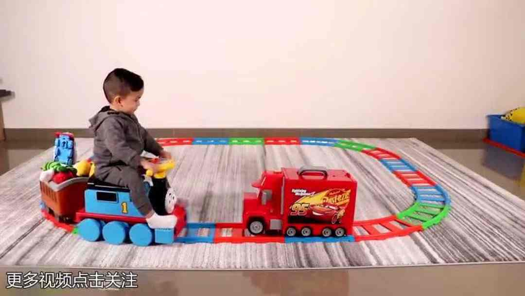 儿童轨道电动小火车玩具,小男孩组装轨道火车游戏互动、益智早教